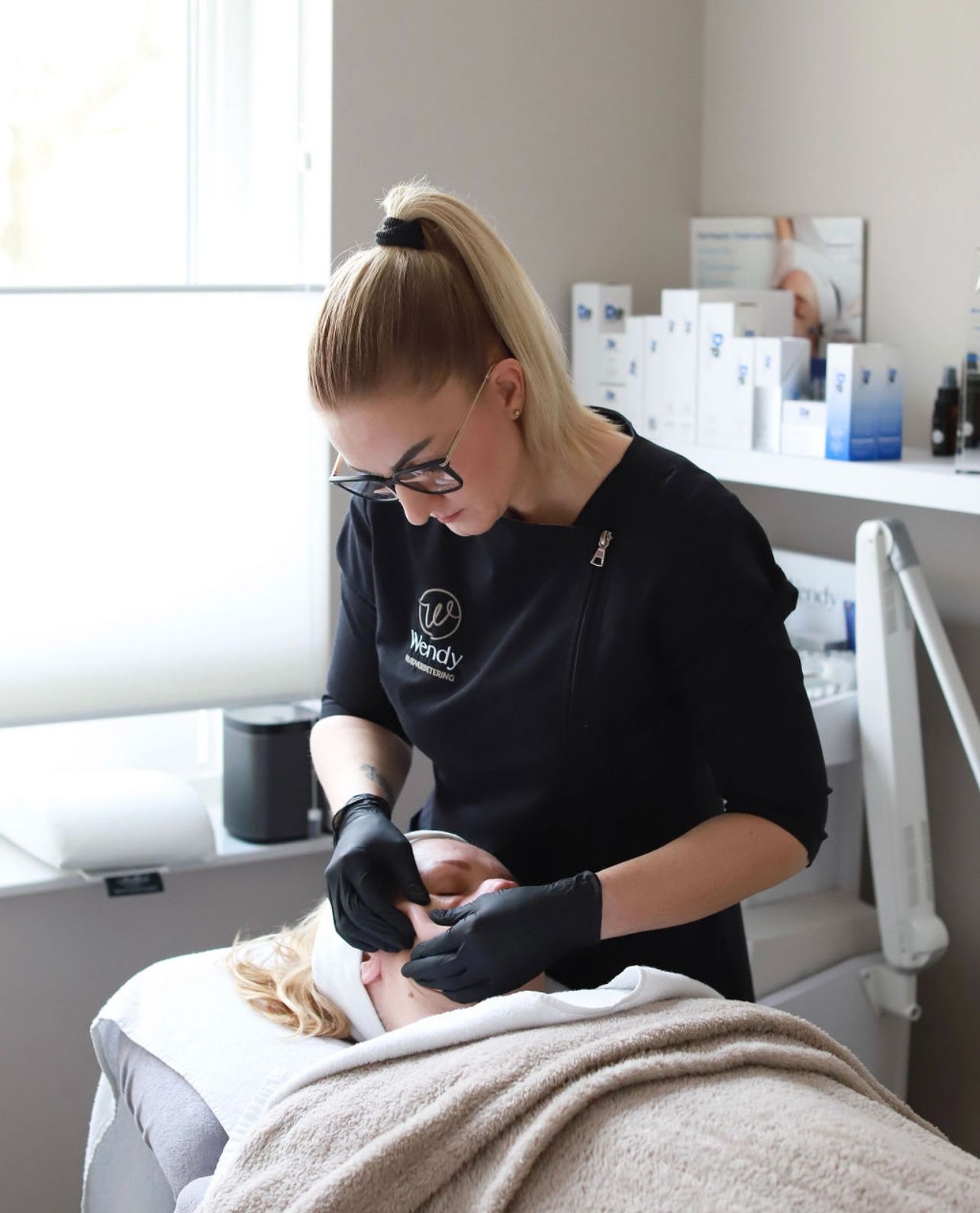 Bindweefselmassage voor gezicht en decolleté: de natuurlijke facelift ...